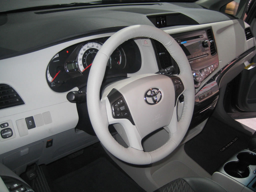 Toyota Sienna 2011 en Los Ángeles 2009 - Autocosmos.com