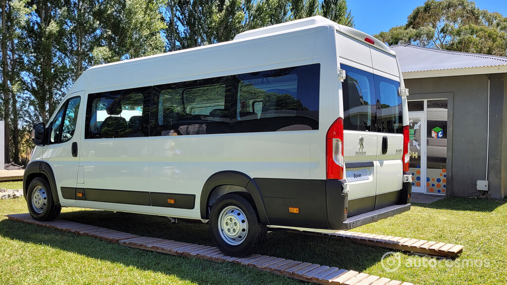 Peugeot Boxer y Citroën Jumper Minibus 17+1 lanzam - Autocosmos.com