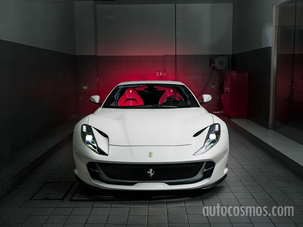 Ferrari 812 Superfast - Autocosmos.com