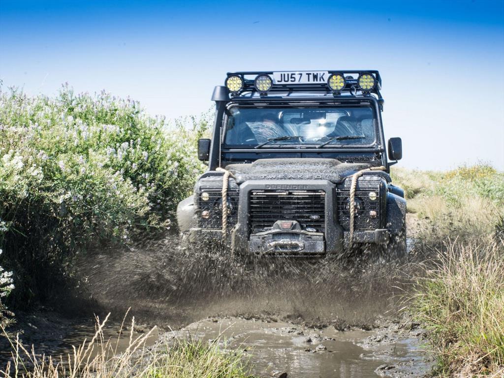 Land Rover Defender 90 Spectre Edition - Autocosmos.com