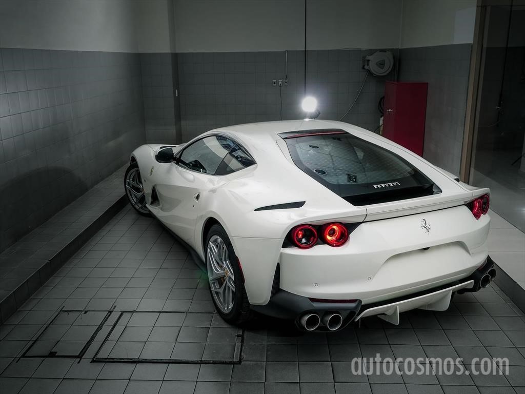 Ferrari 812 Superfast - Autocosmos.com