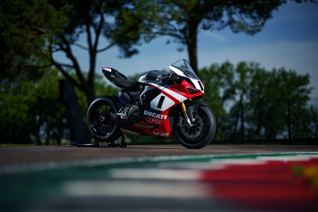 Ducati Panigale V2 Superquadro Final Edition - Autocosmos.com