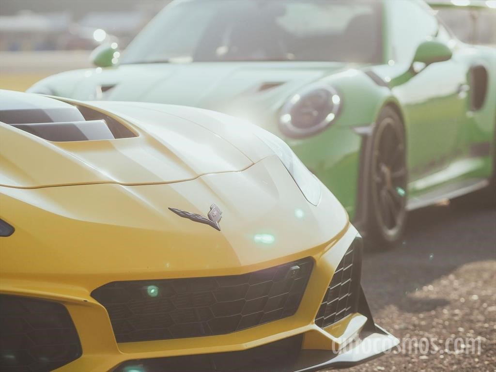 Porsche 911 GT3 RS vs Chevrolet Corvette ZR1 - Autocosmos.com