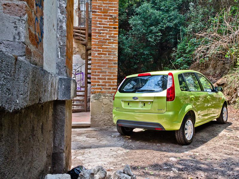 Ford Fiesta Ikon Hatchback 2012 - Autocosmos.com