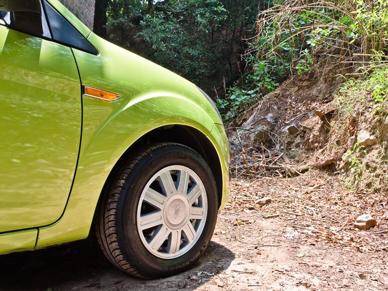 Ford Fiesta Ikon Hatchback 2012 - Autocosmos.com