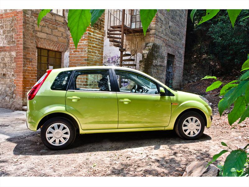 Ford Fiesta Ikon Hatchback 2012 - Autocosmos.com