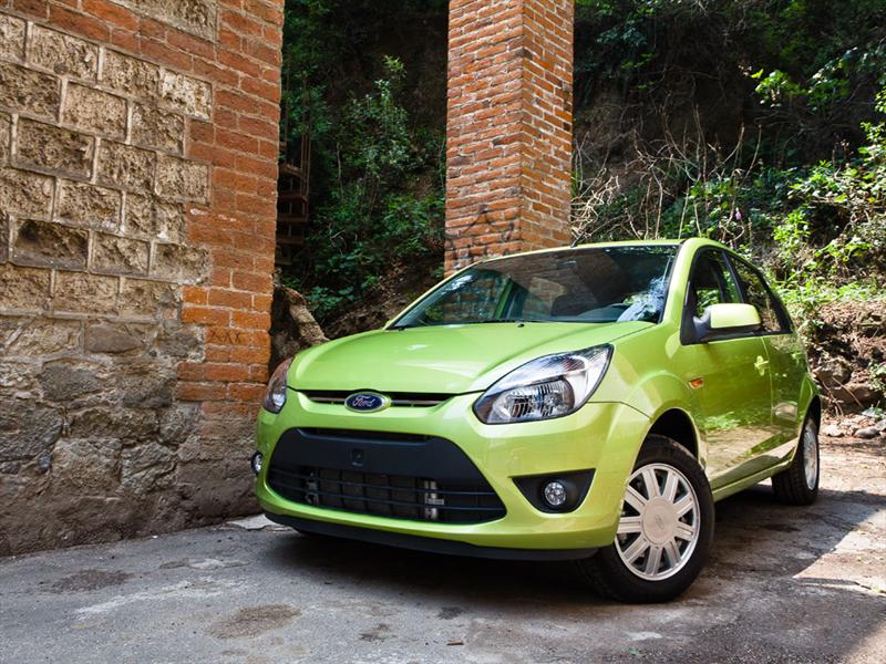 Ford Fiesta Ikon Hatchback 2012 - Autocosmos.com