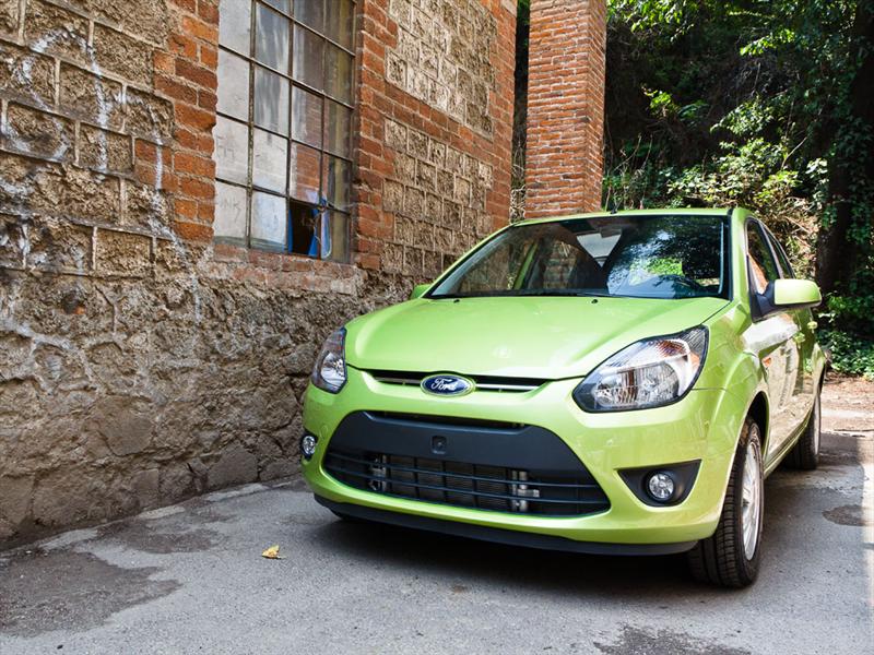 Ford Fiesta Ikon Hatchback 2012 - Autocosmos.com