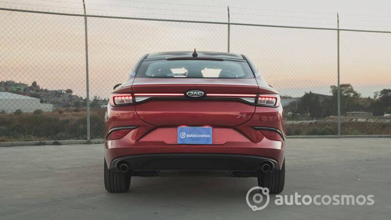 JAC J7 vs MG GT ¿Cuál es el mejor sedán compacto chino en México?