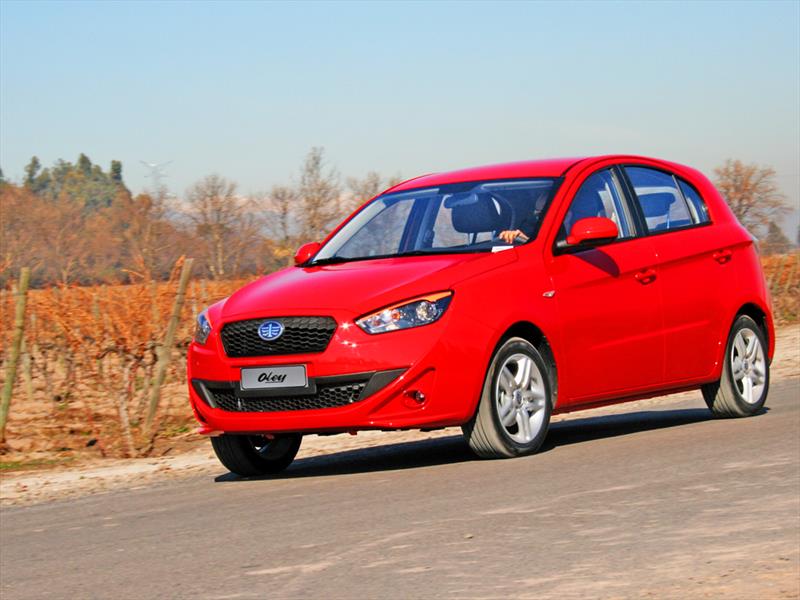 FAW Oley: Arriba a Chile en versiones Sedán y Hatchback
