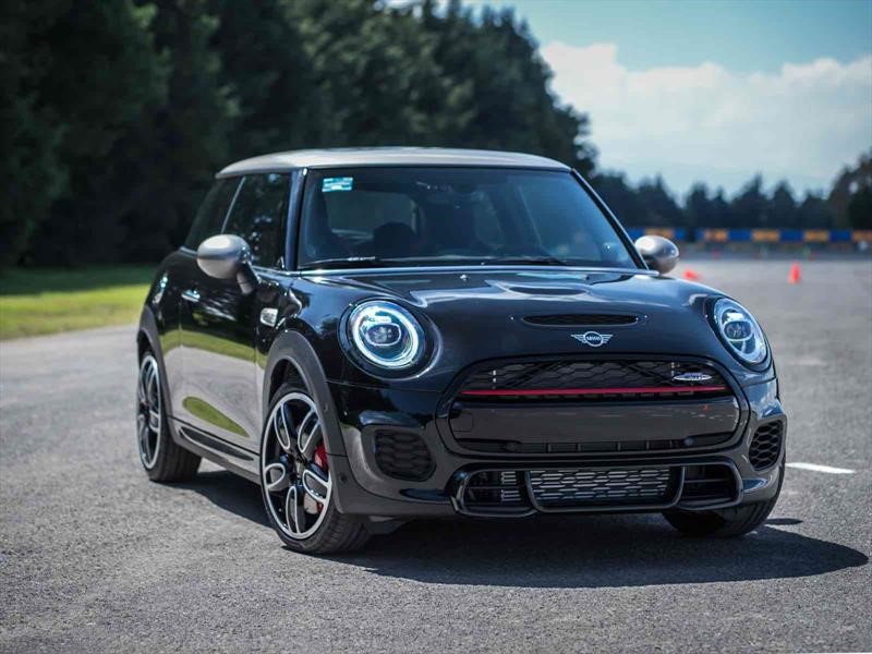 MINI lanza un JCW Silver Edition específico para Latinoamérica