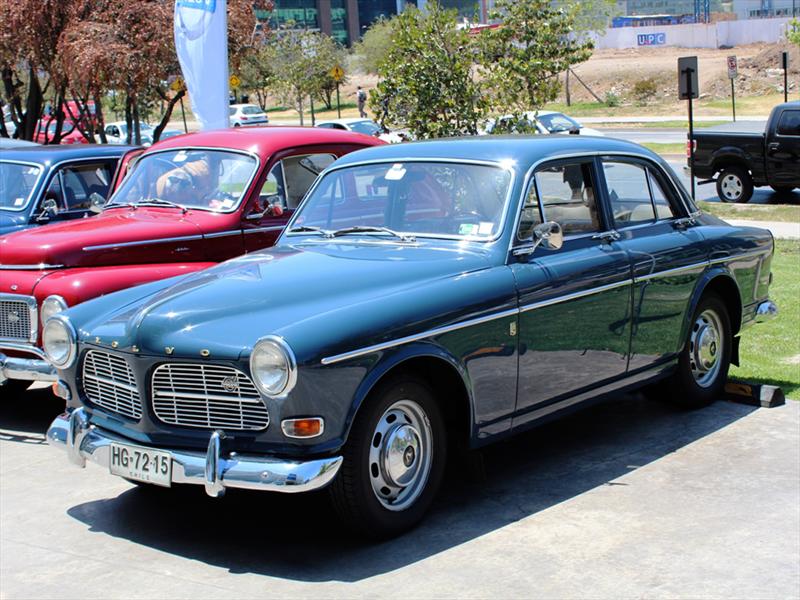 Volvos históricos deslumbran en Santiago