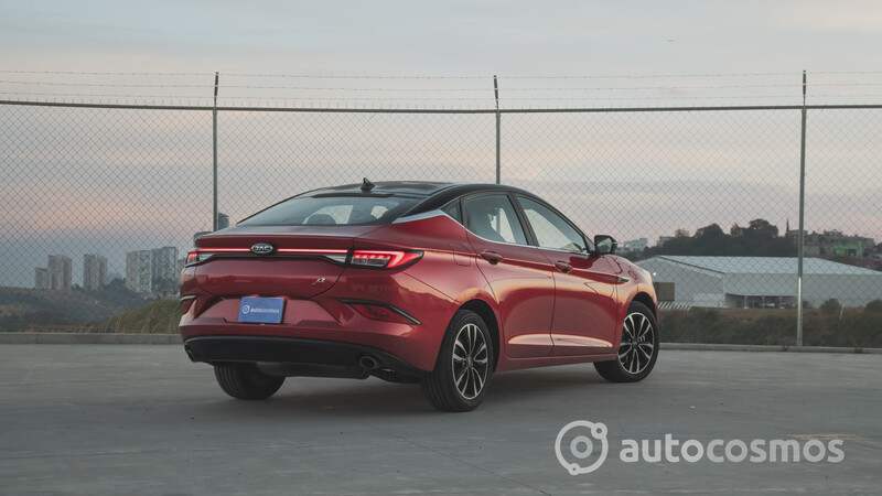 JAC J7 vs MG GT ¿Cuál es el mejor sedán compacto chino en México?