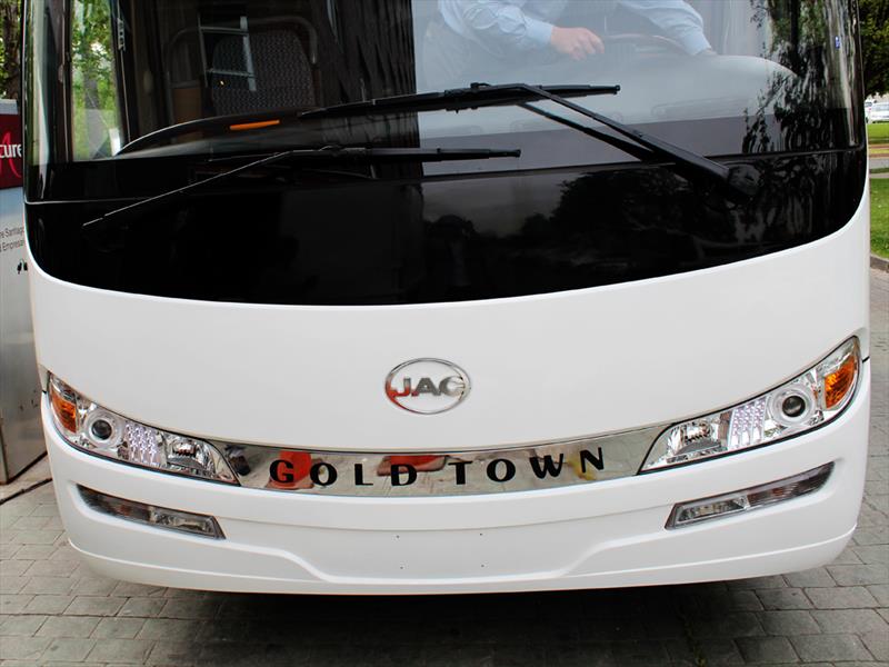 JAC Motors introduce en Chile nueva línea de buses Gold Town