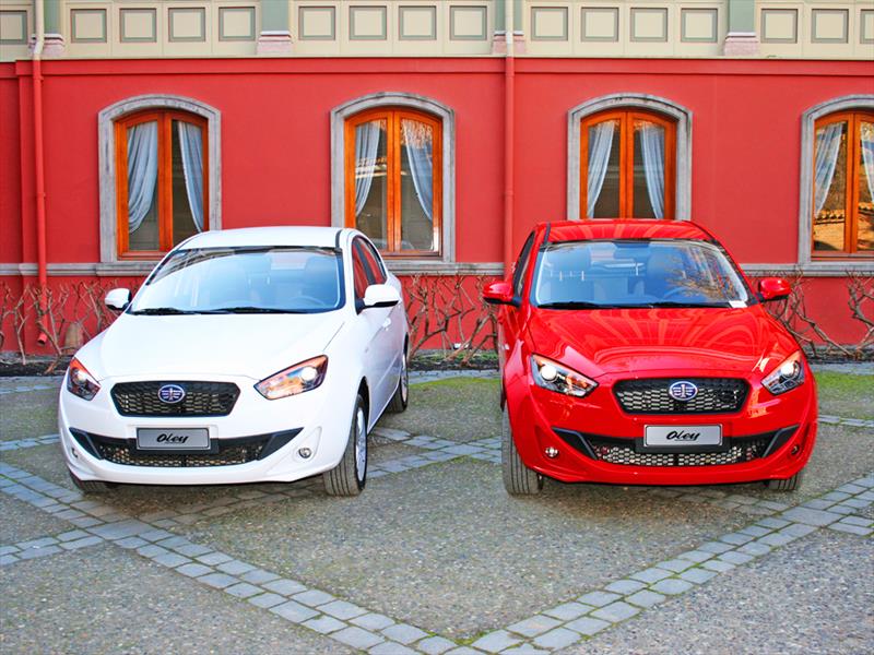 FAW Oley: Arriba a Chile en versiones Sedán y Hatchback