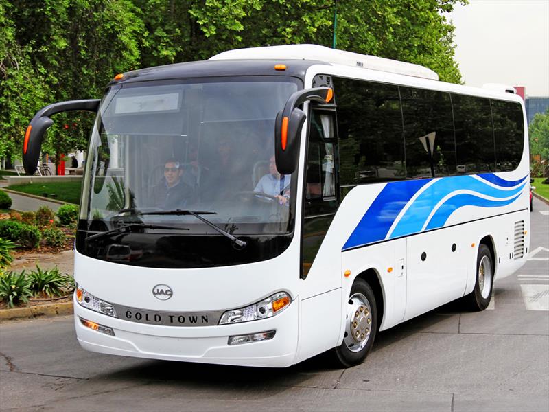 JAC Motors introduce en Chile nueva línea de buses Gold Town
