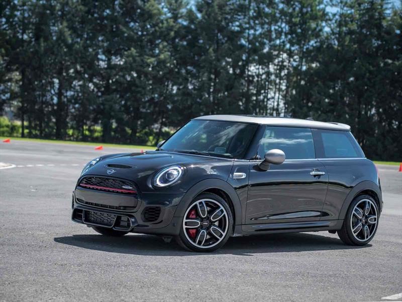 MINI lanza un JCW Silver Edition específico para Latinoamérica