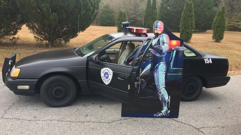 Clásico Ochentero en Venta: Ford Taurus LX Réplica de "RoboCop" 1987