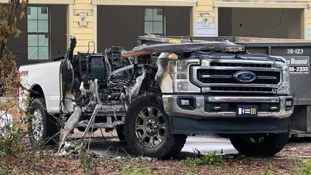 Así puede quedar tu auto si es alcanzado por un rayo en una tormenta