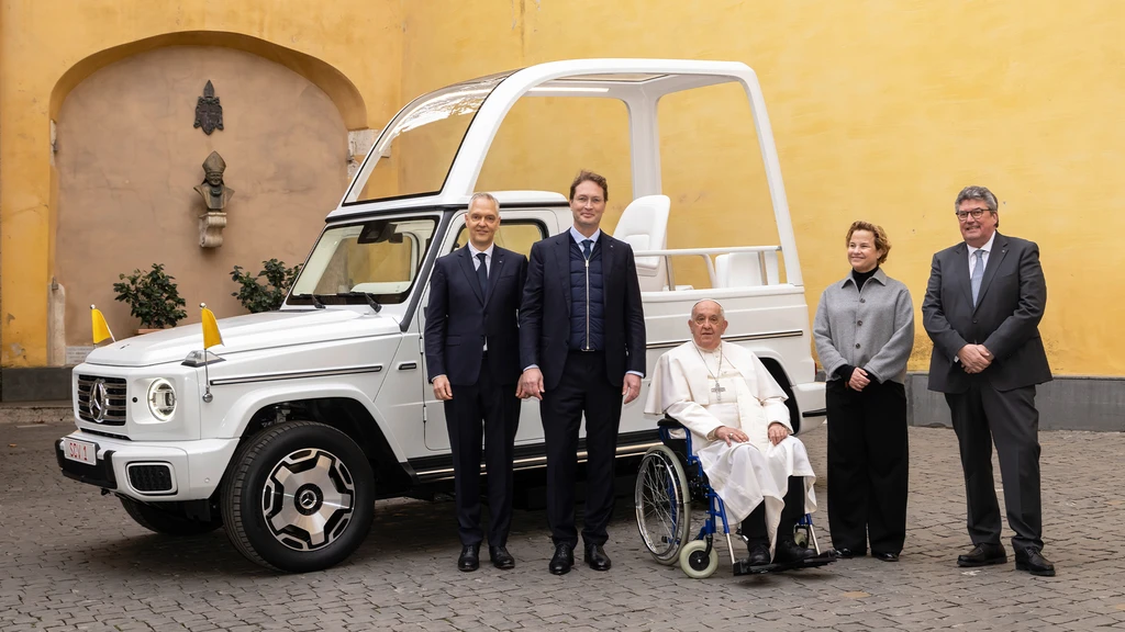 El Papa Francisco recibe un nuevo Mercedes-Benz Clase G 100% eléctrico