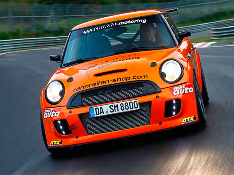 Un MINI JCW preparado iguala récord del Pagani Zonda S en Nürburgring