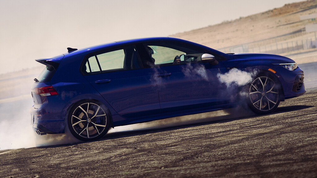 Volkswagen GTI y Golf R derrapan al ritmo de Tanner Foust en Willow Springs