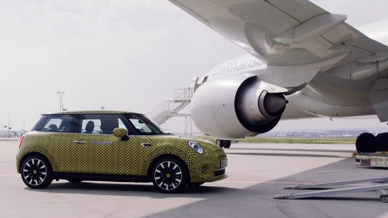 MINI Cooper SE muestra el poder eléctrico con un avión