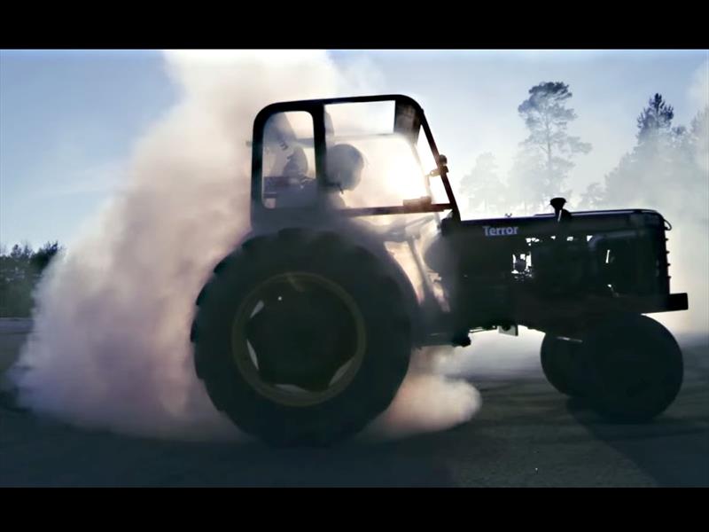 Video: Derrapando con un tractor turbo