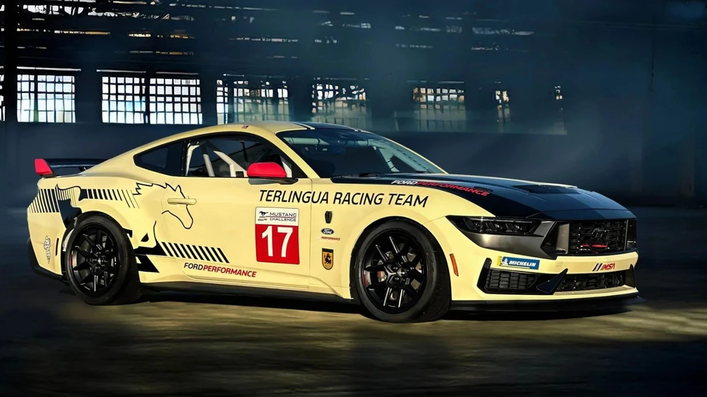 Jim Farley, CEO de Ford, llegó a la Mustang Challenge Series en un Dark ...