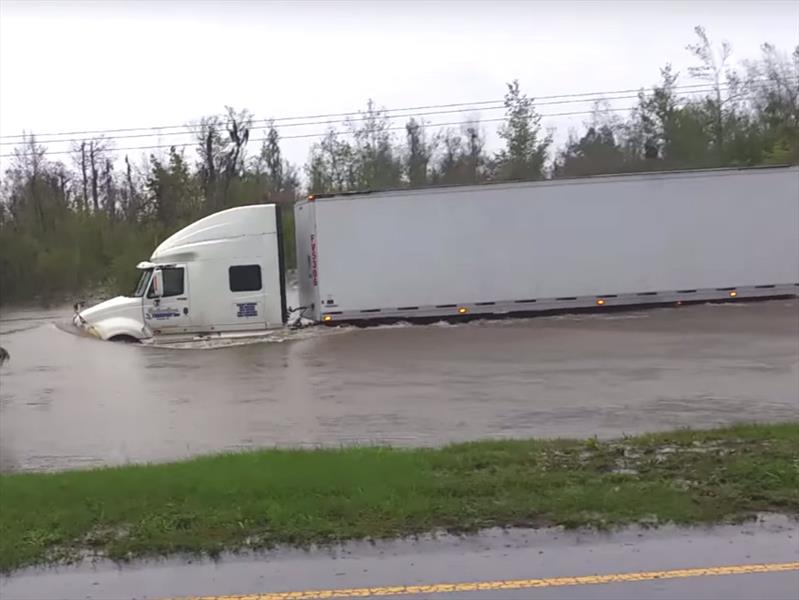 Increíble manera en que este tráiler cruza por un camino inundado