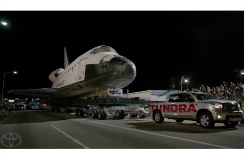 Toyota Tundra Remolca El Transbordador Espacial Endeavour En California