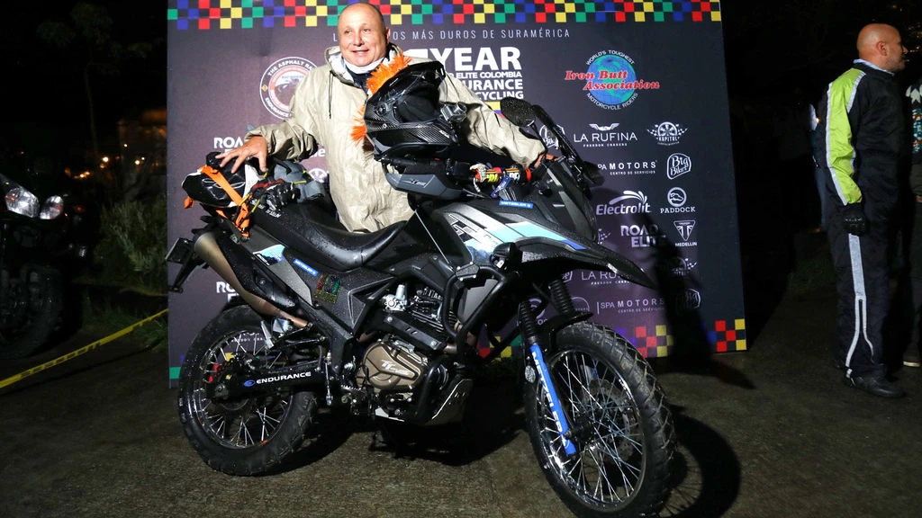 Moto TT Dual Sport Rally Edition de AKT rompe récord en rally de resistencia disputado en Colombia