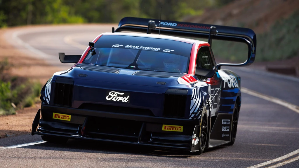 Ford conquista el Pikes Peak con su F-150 Lightning SuperTruck EV