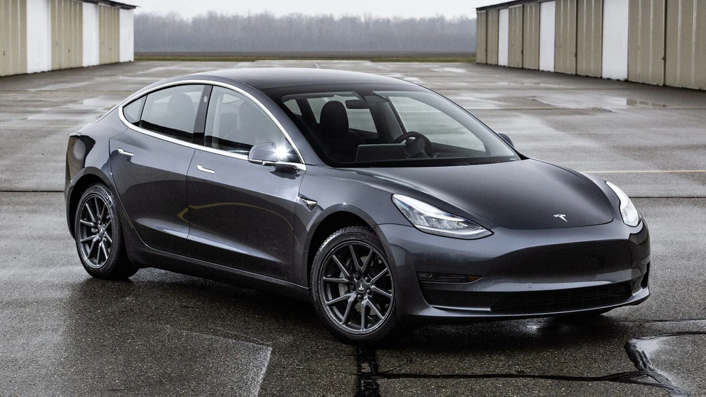 Video: choca por correr en la calle con su Tesla Model 3
