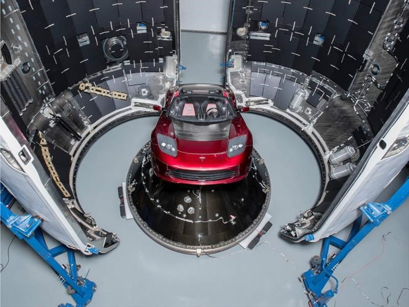 Tesla Roadster se pone en órbita