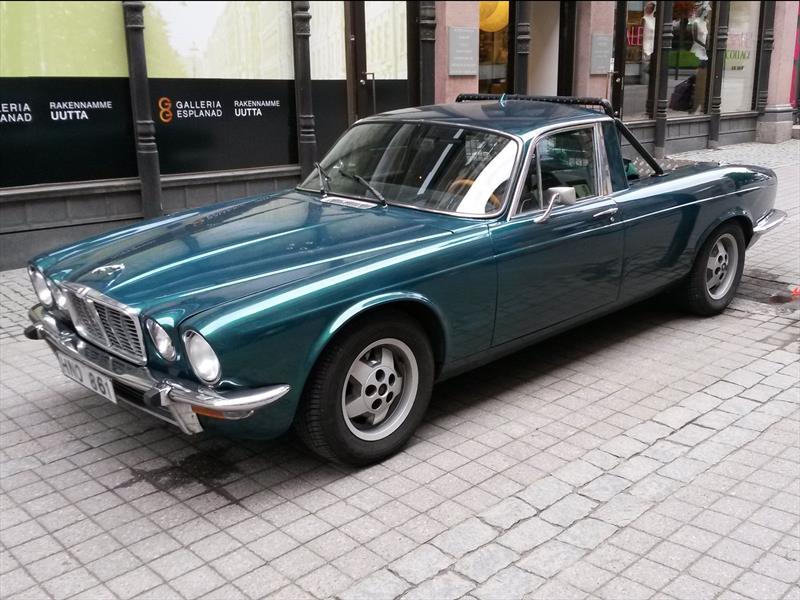 Una lujosa pick-up Jaguar XJ