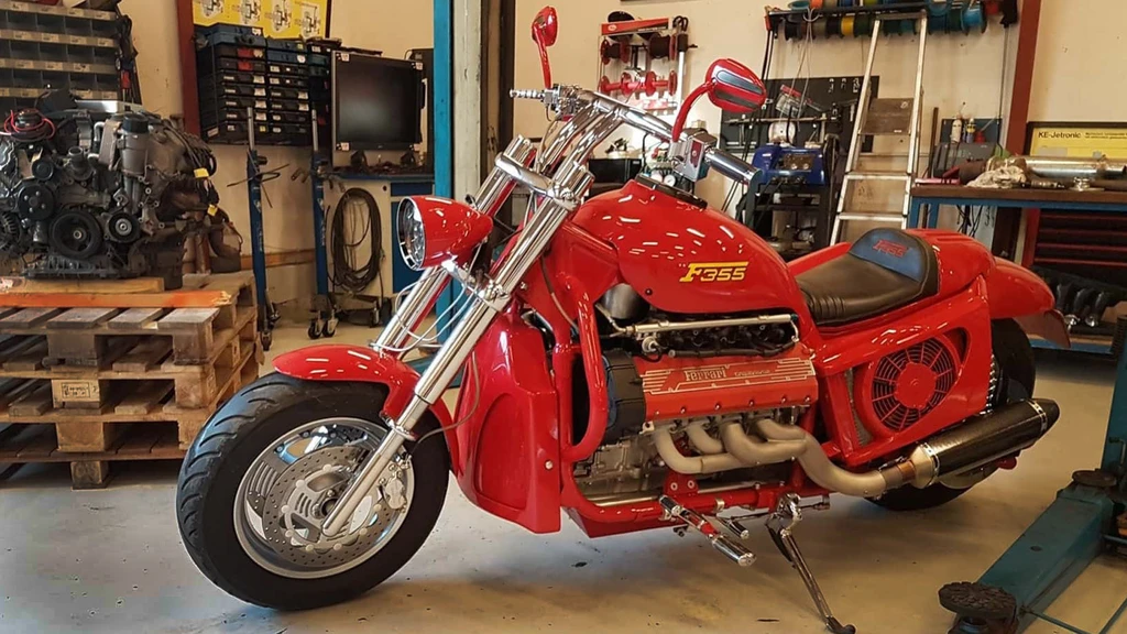 Una F355 de dos ruedas: así es la moto con un V8 de Ferrari