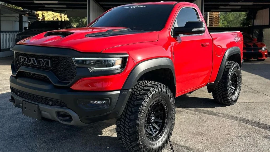 Espectacular se ve la RAM 1500 TRX con cabina simple y caja corta