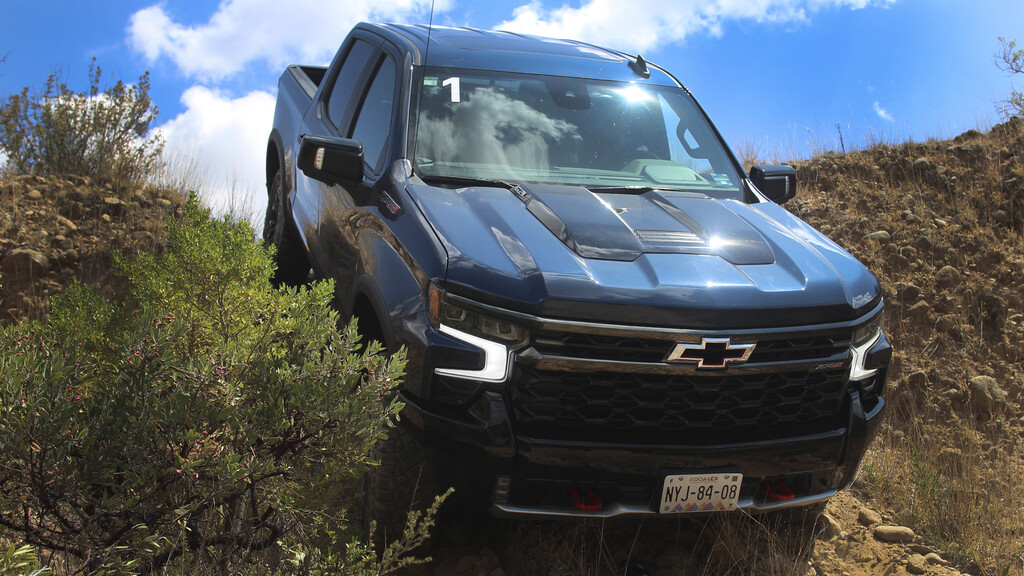 Chevrolet Cheyenne ZR2 2022, primer contacto, imparable donde sea