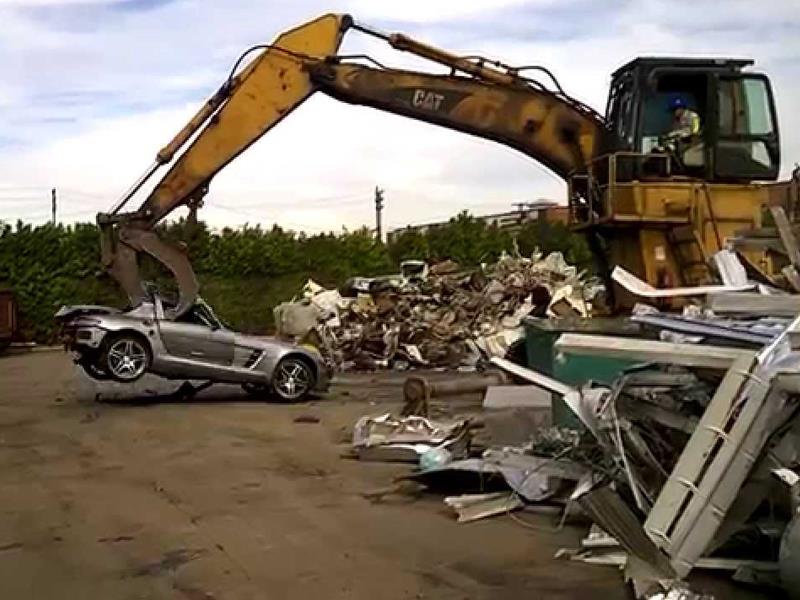 Video: Un Mercedes-Benz SLS AMG es destruído