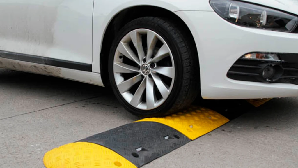 ¿Por qué es malo cruzar los lomos de toro en dos ruedas o en diagonal?