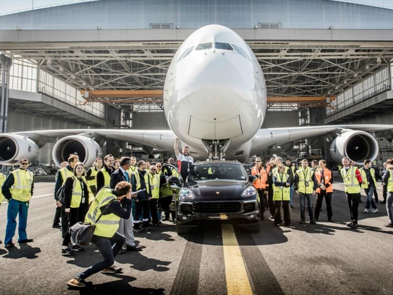 Porsche Cayenne remolca un Airbus de 385 toneladas