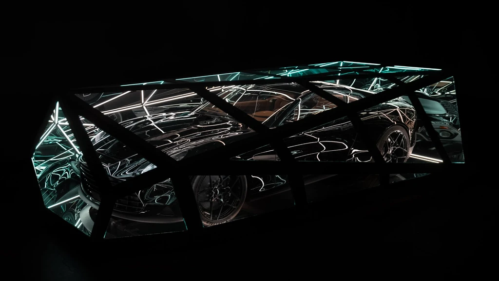 Anthony James: Escultura de Luz Rinde Homenaje al Aston Martin Vanquish