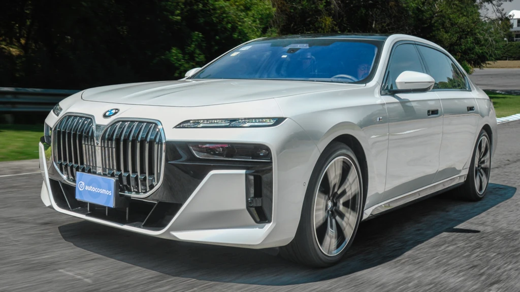 BMW 760 i xDrive 2023 a prueba ¡Gadget sorprendente e inesperado!