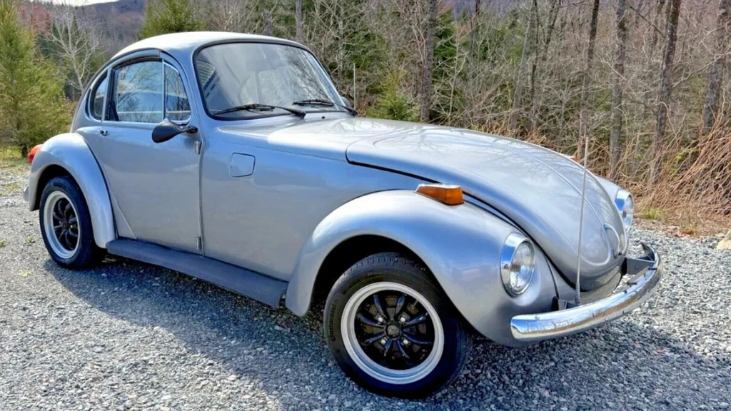 Este VW Beetle modificado parece un Bugatti de los años 30