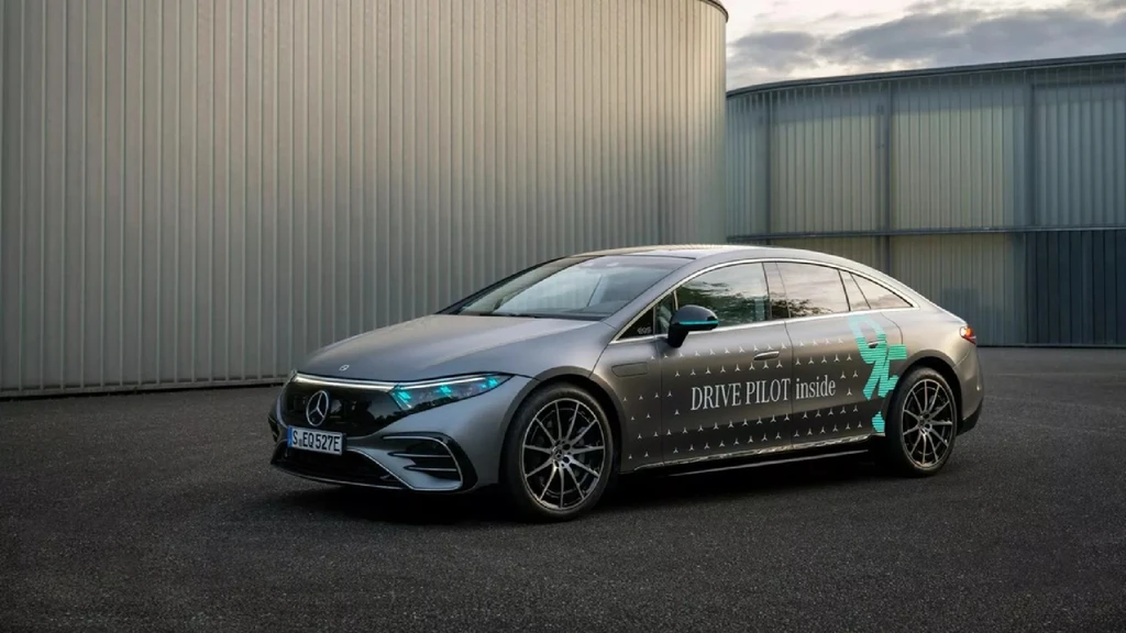 Mercedes-Benz implementa el uso de luces color azul verdoso para la ...