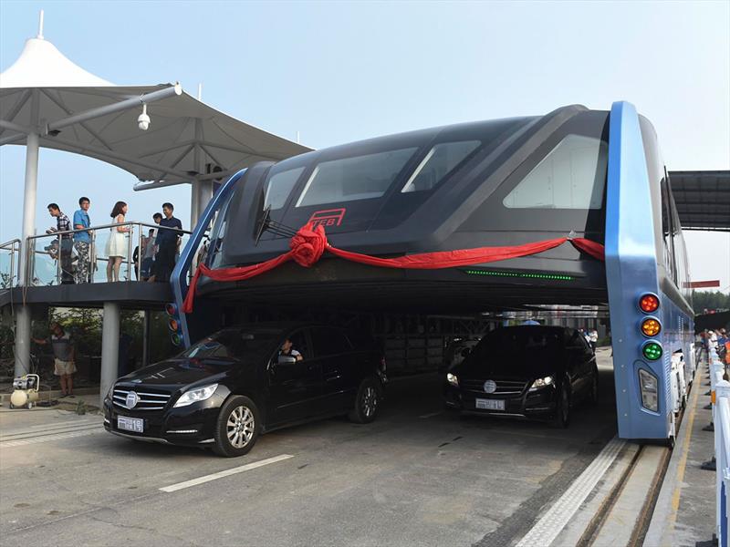 TEB, el autobús elevado chino hace su primer recorrido