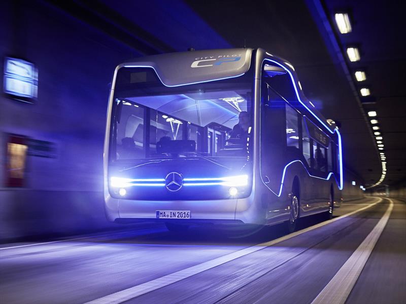 Mercedes-Benz presenta un bus autónomo