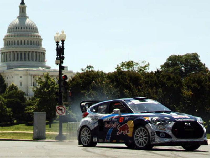 Video: Hyundai Veloster Turbo driftea en Washington D.C.