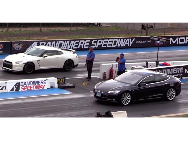 Video: ¿Quién gana un Tesla Model S o un Nissan GT-R?